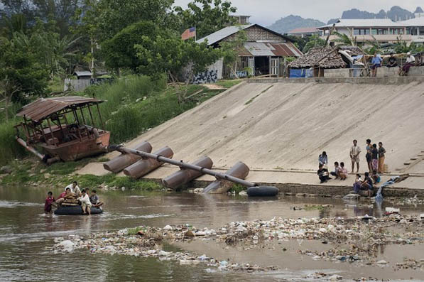 Burmese Working on Moei River Embankment