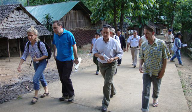 UK Ambassador to Rangoon Visits Thai Border